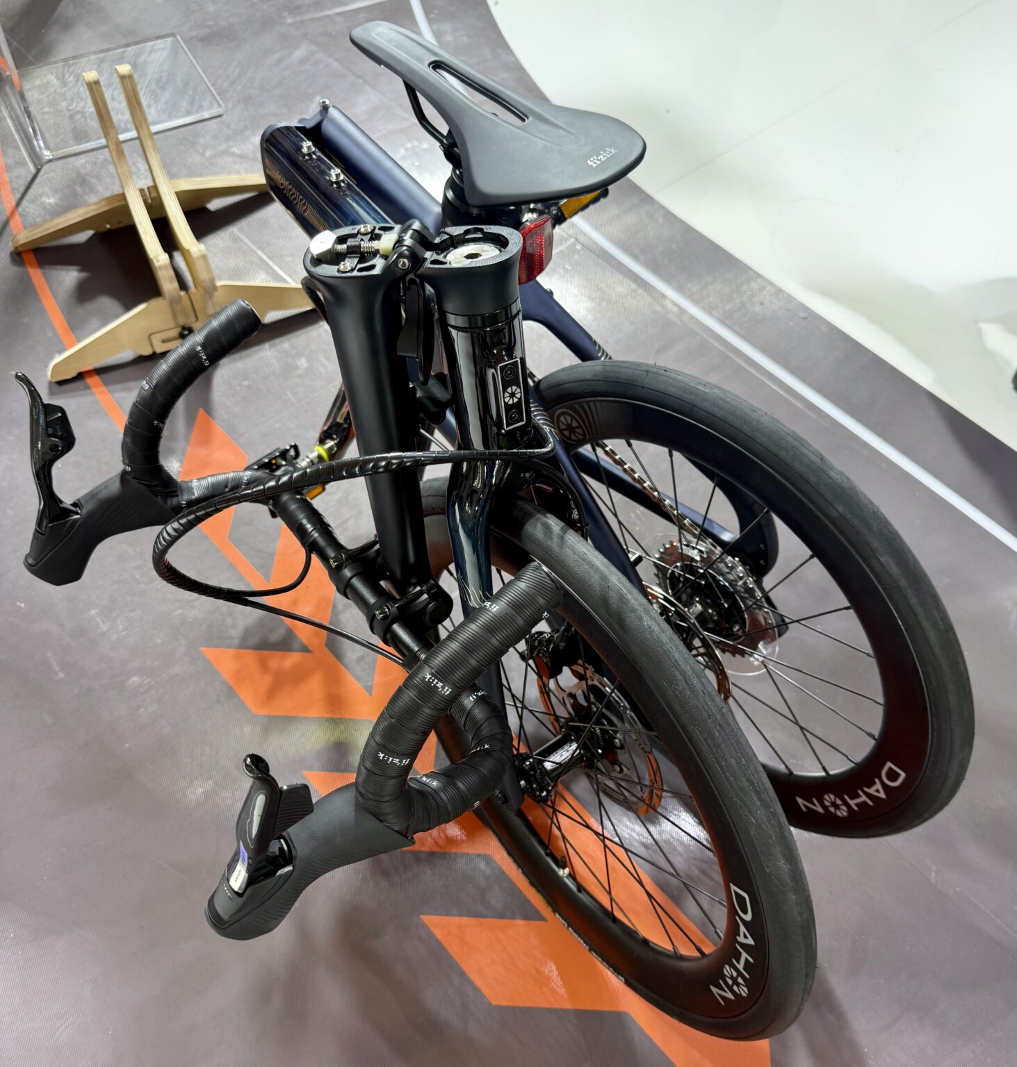 Dahon Showcase Teledon C8 Folding Carbon Road Bike At China Cycle – RIDE ON